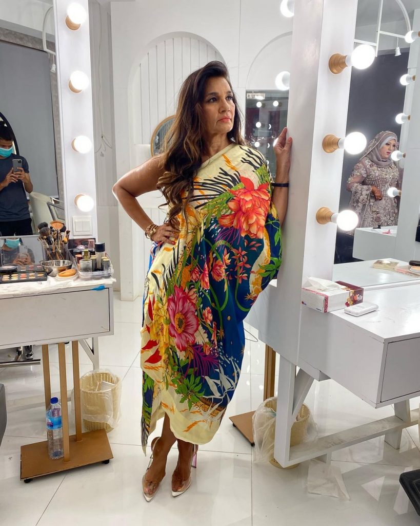 Frieha Altaf Latest Clicks with Celebrities in a Party | Reviewit.pk