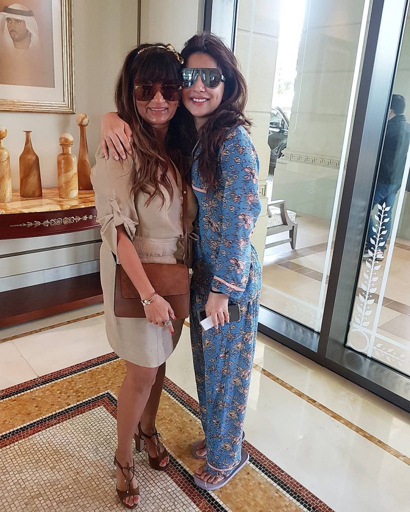 Frieha Altaf Latest Clicks with Celebrities in a Party | Reviewit.pk