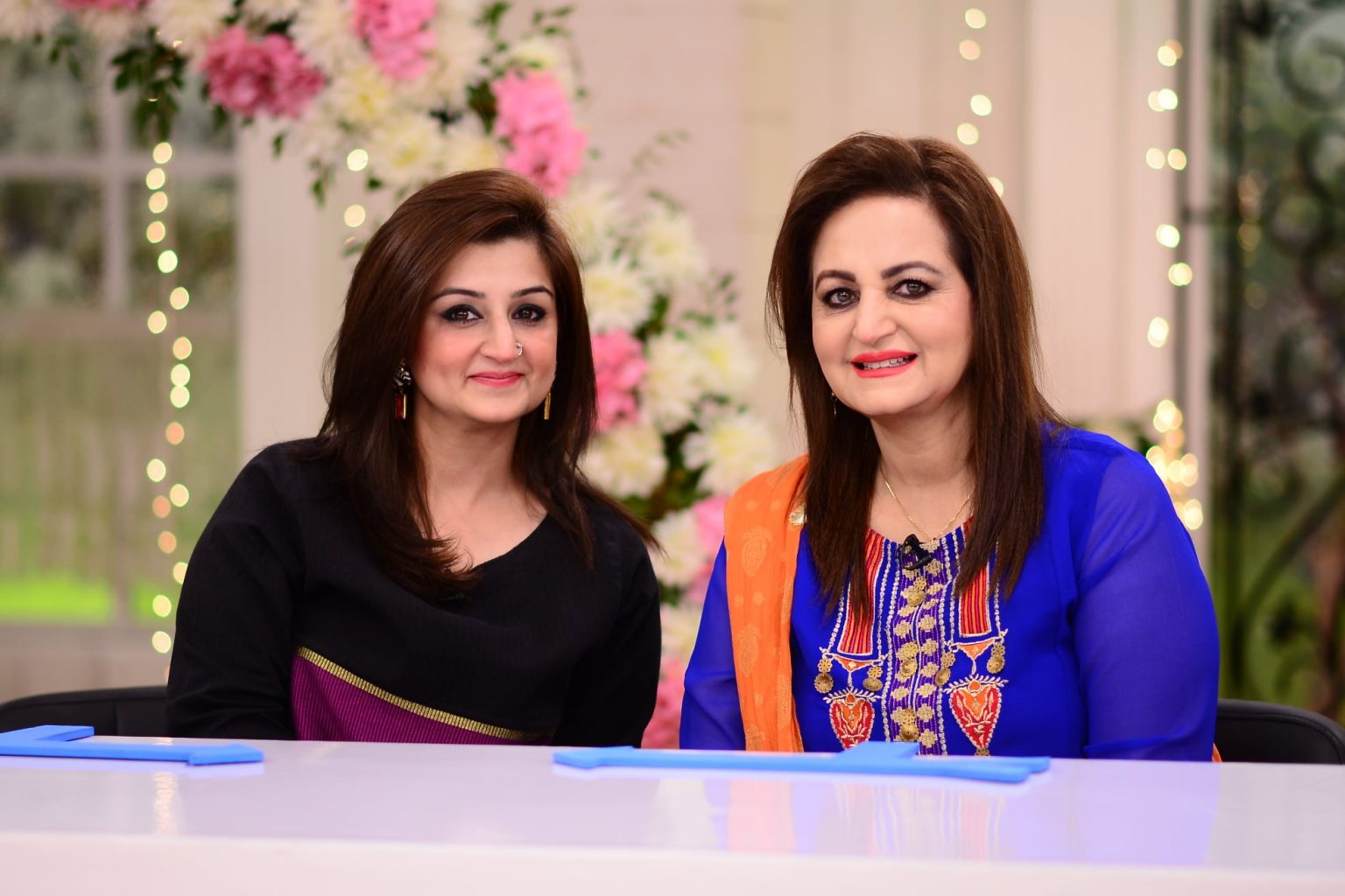 Laila Zuberi and Parveen Akbar Daughters in GMP | Reviewit.pk