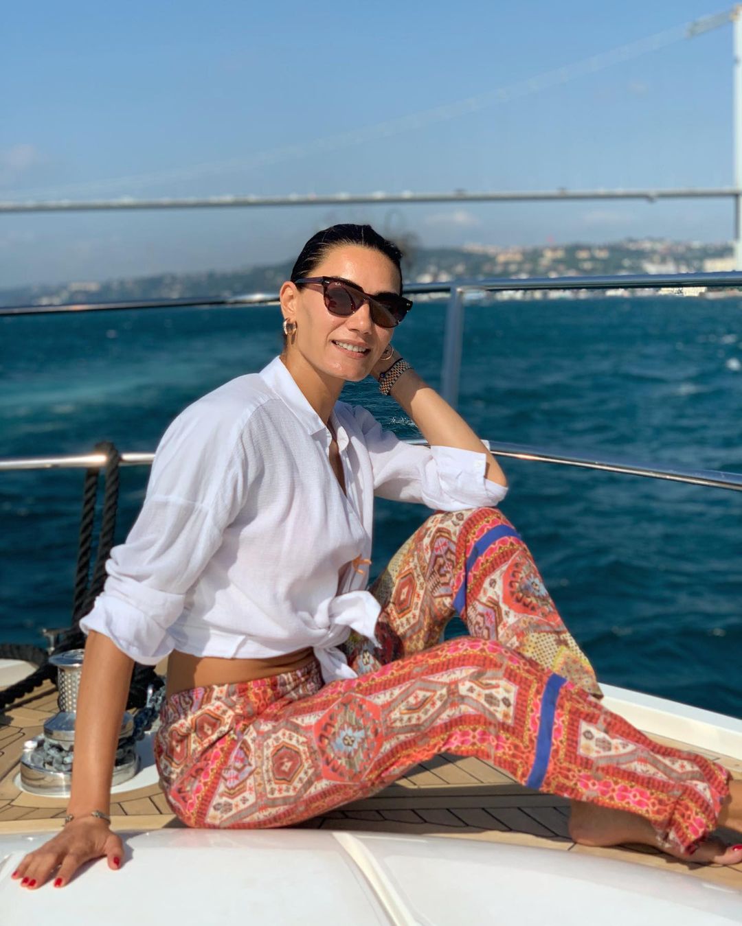 Hande Subasi Unhappy About Criticism From Pakistani Fans | Reviewit.pk