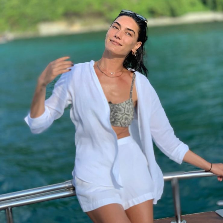 Hande Subasi Unhappy About Criticism From Pakistani Fans | Reviewit.pk