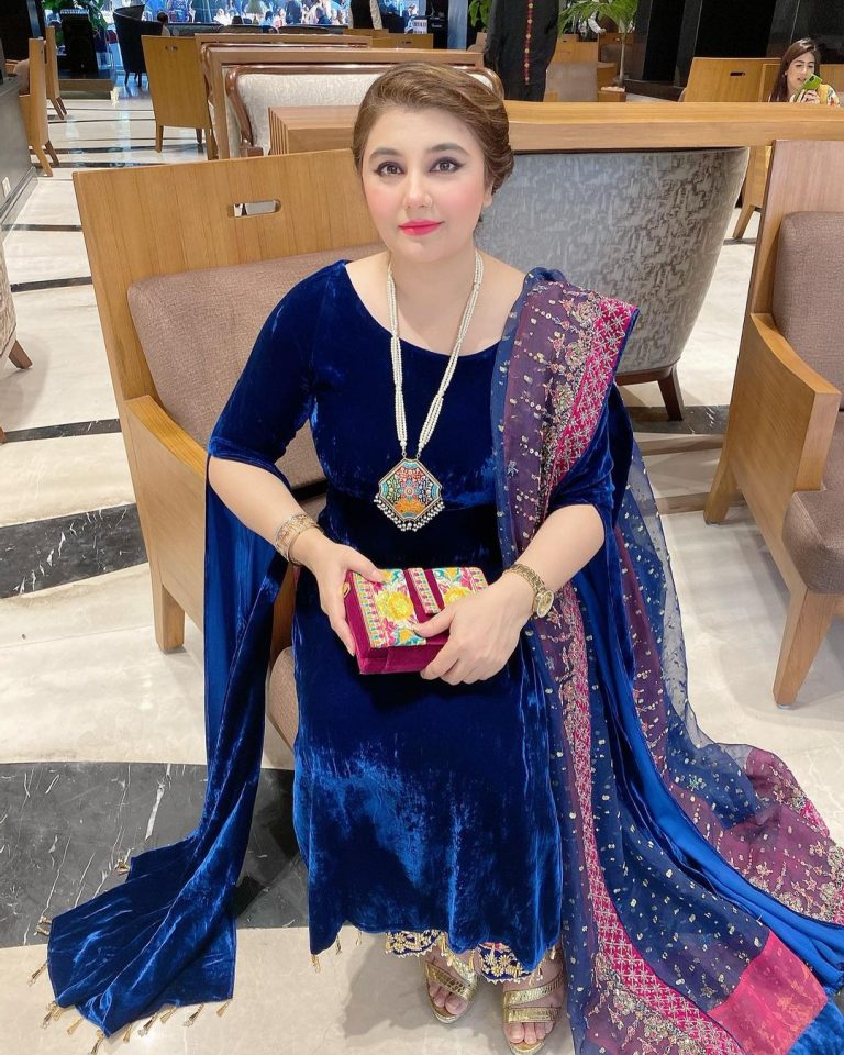 Javeria Saud Reciting Naat Is All You Need To See Today | Reviewit.pk