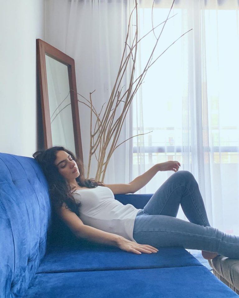 Latest Beautiful Clicks of Talented Actress Mehar Bano | Reviewit.pk