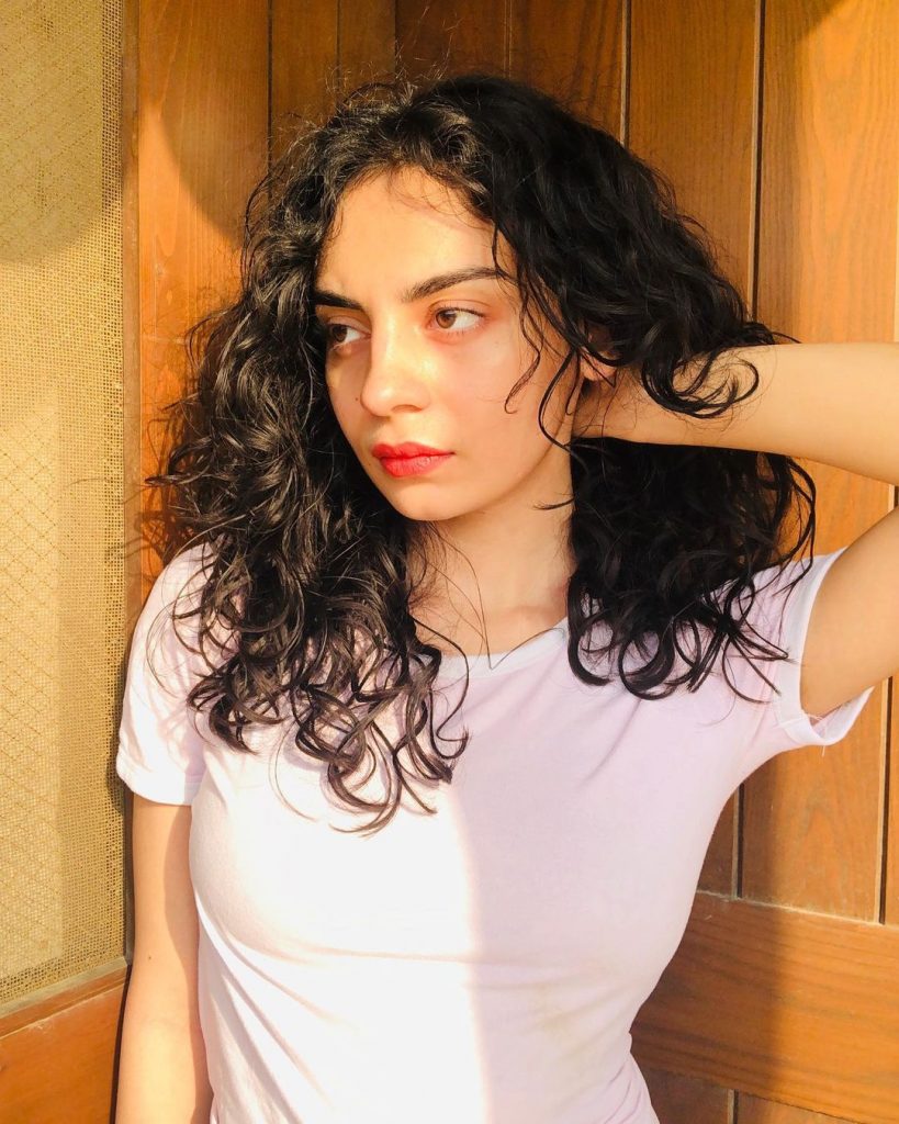 Latest Beautiful Clicks of Talented Actress Mehar Bano | Reviewit.pk