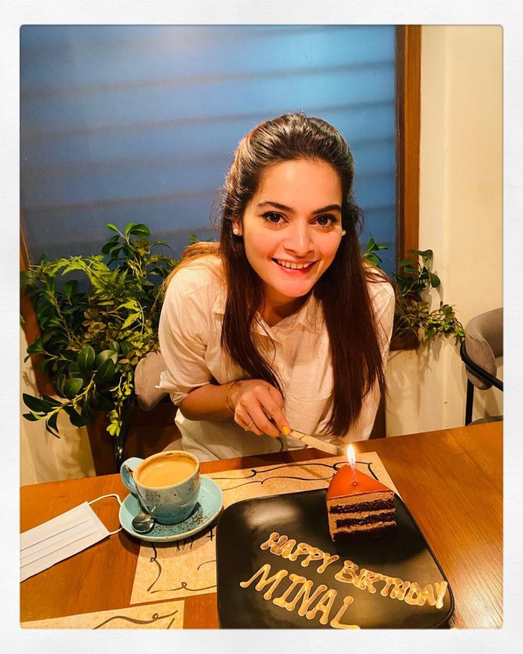 Minal Khan Birthday Pictures with Family and Friends | Reviewit.pk