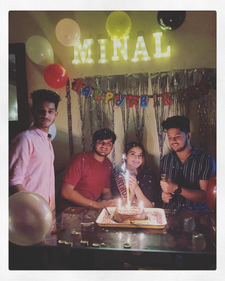 Minal Khan Birthday Pictures with Family and Friends | Reviewit.pk