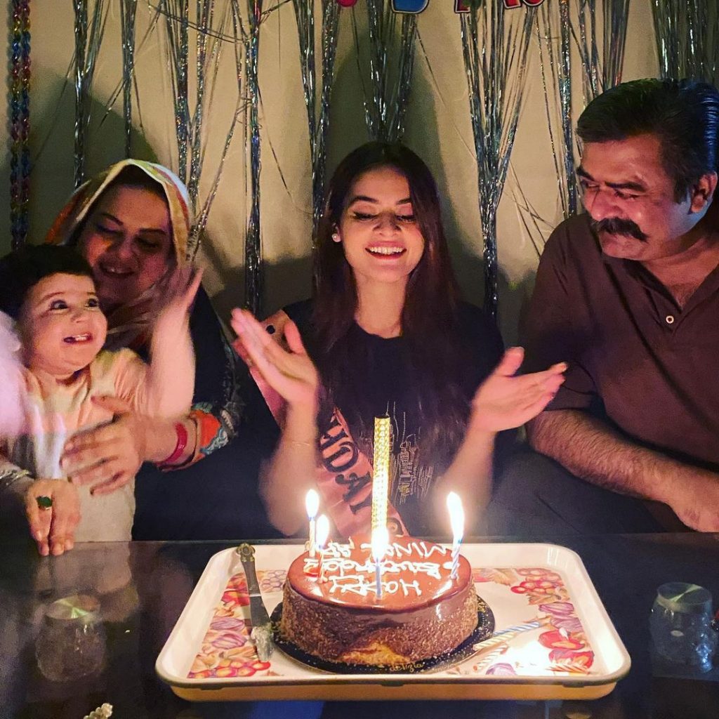 Minal Khan Birthday Pictures with Family and Friends | Reviewit.pk