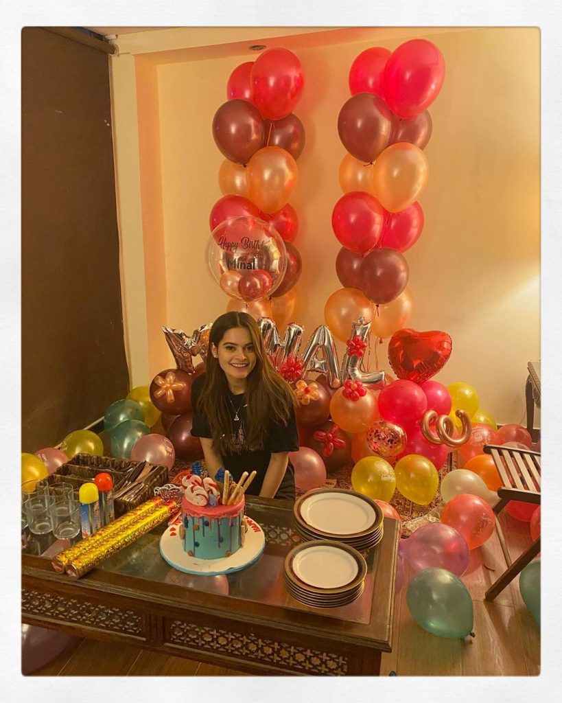 Minal Khan Birthday Pictures with Family and Friends | Reviewit.pk