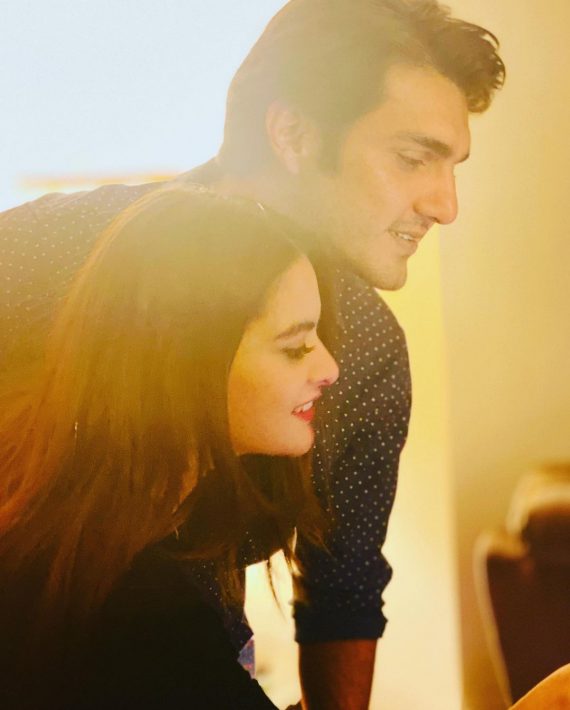 Minal Khan Birthday Pictures with Family and Friends | Reviewit.pk