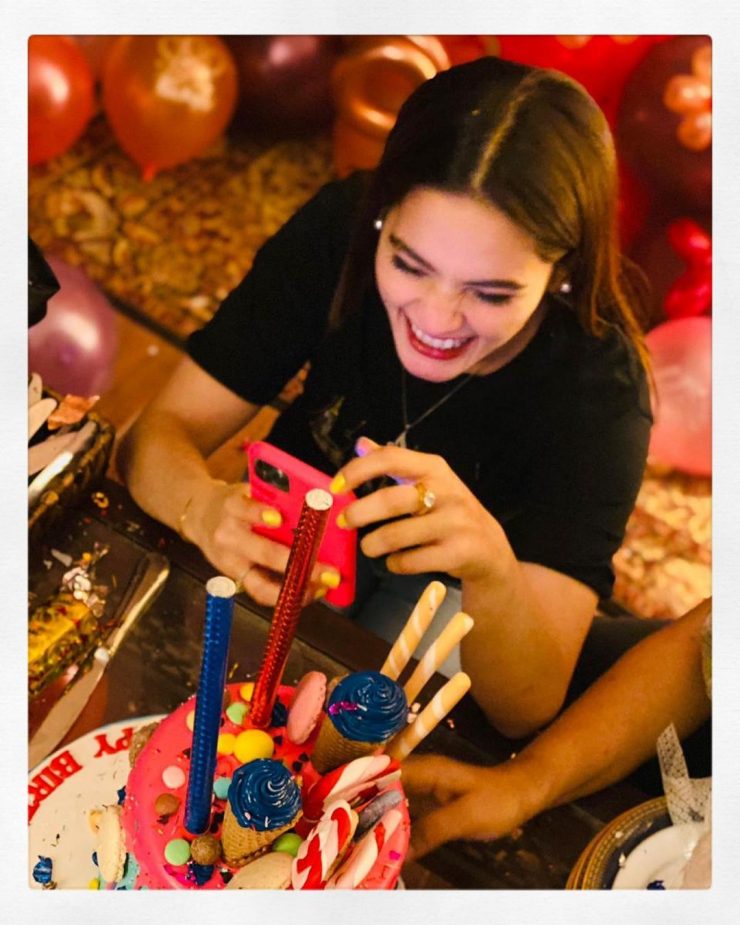 Minal Khan Birthday Pictures with Family and Friends | Reviewit.pk