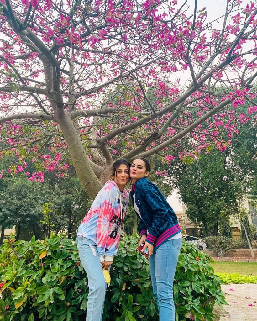 Minal Khan with her Family - Latest Pictures | Reviewit.pk