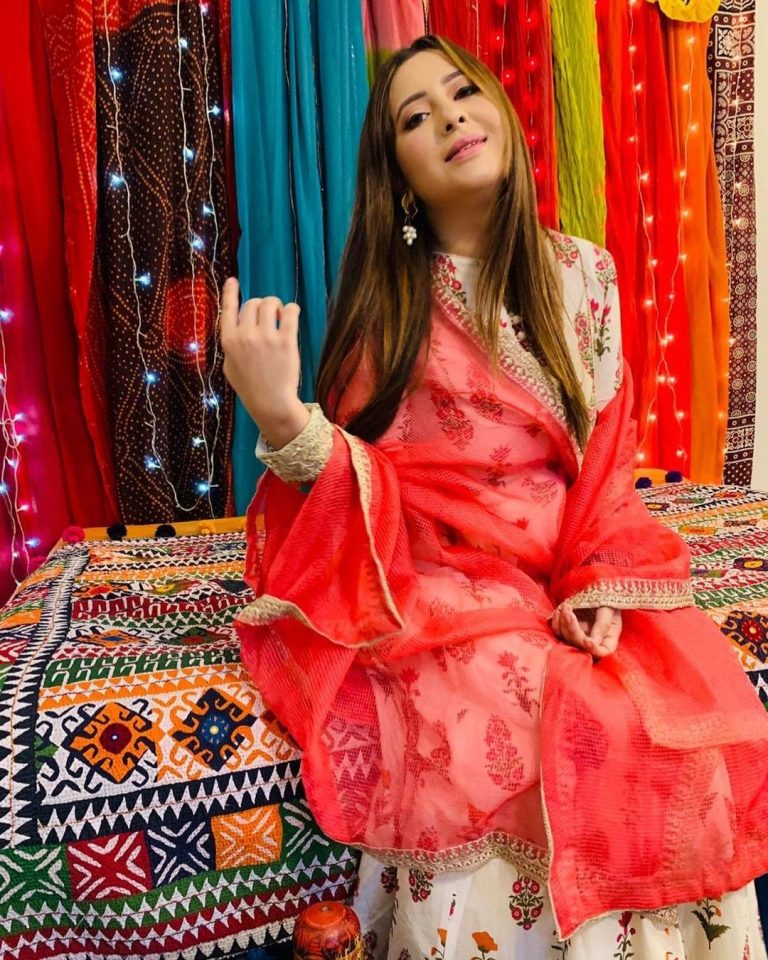 Anchor Rabia Anum Birthday Pictures | Reviewit.pk