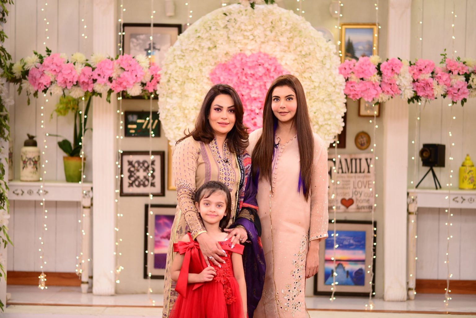 Sadia Imam With her Daughter in Good Morning Pakistan | Reviewit.pk