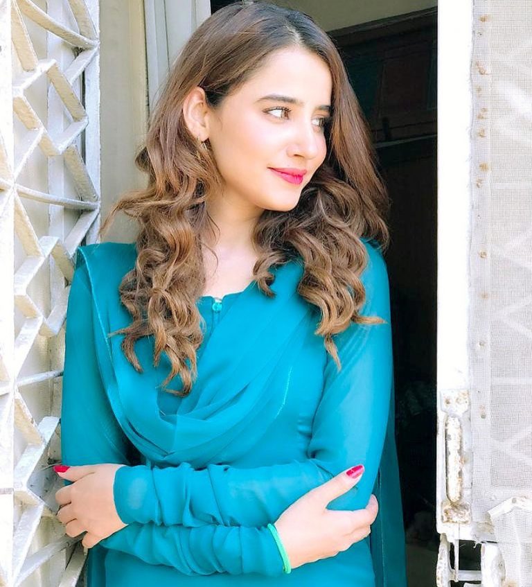 Actress Saniya Shamshad Latest Pictures from her Instagram | Reviewit.pk