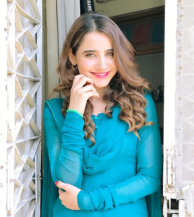 Actress Saniya Shamshad Latest Pictures from her Instagram | Reviewit.pk