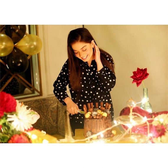 Sarah Razi with her Baby Girl - Adorable Pictures | Reviewit.pk