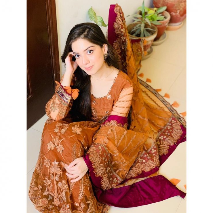 Sarah Razi with her Baby Girl - Adorable Pictures | Reviewit.pk