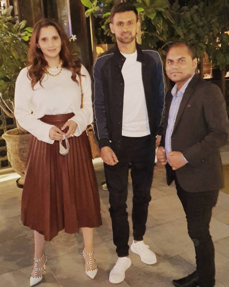 Shoaib Malik and Sania Mirza with Friends in Dubai | Reviewit.pk