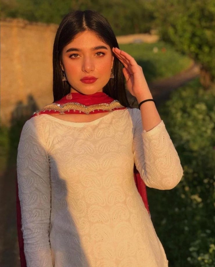 Hania Amir Family - 10 Beautiful Pictures | Reviewit.pk