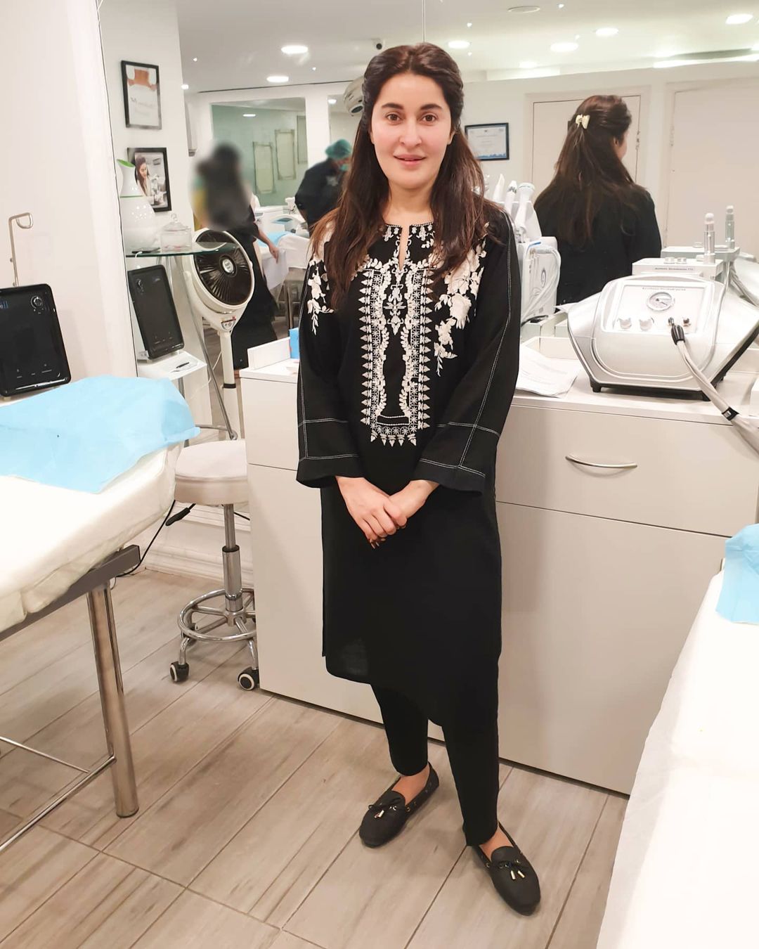 Dr Shaista Lodhi all the Way From Her Clinic | Reviewit.pk