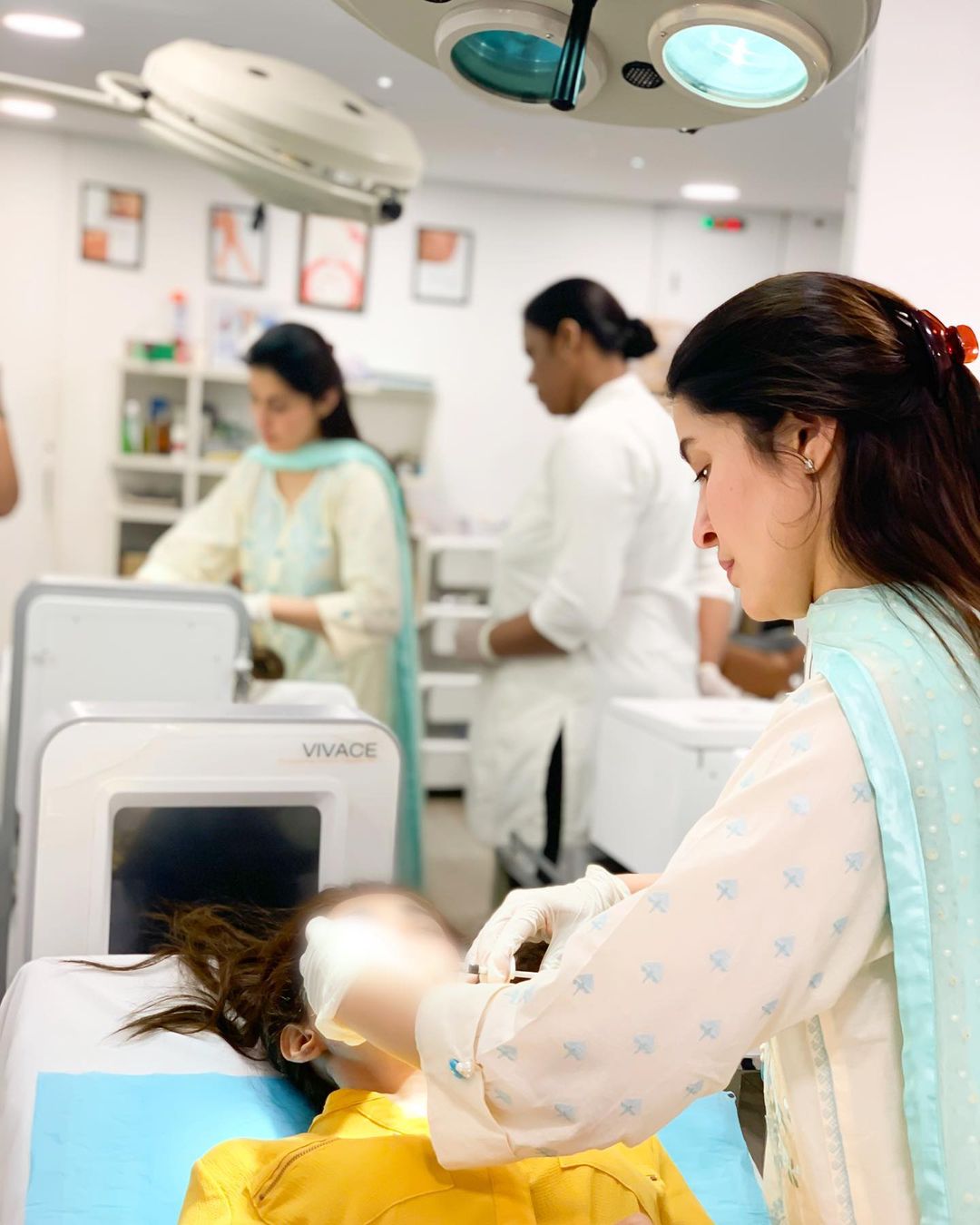 Dr Shaista Lodhi all the Way From Her Clinic | Reviewit.pk