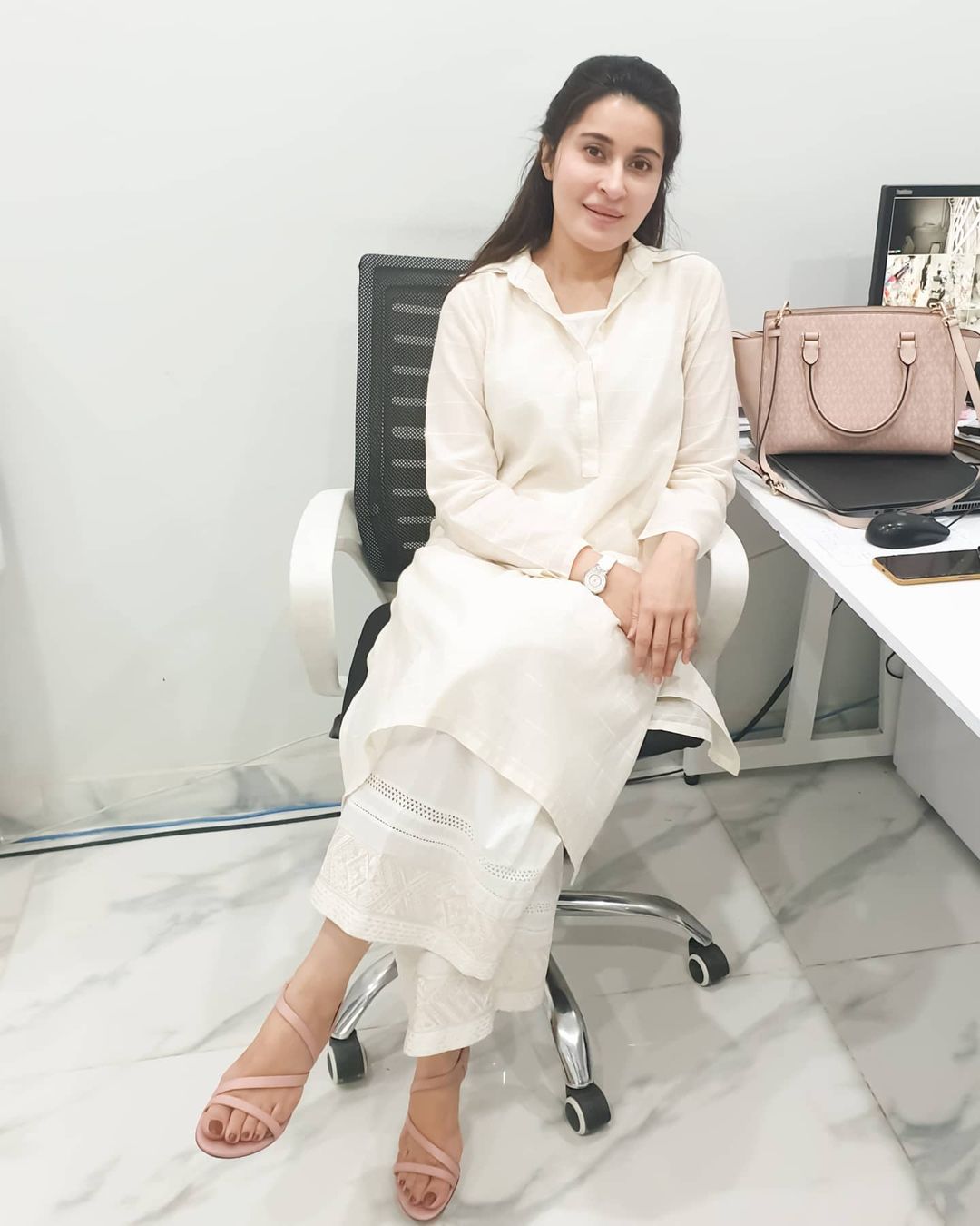 Dr Shaista Lodhi all the Way From Her Clinic | Reviewit.pk