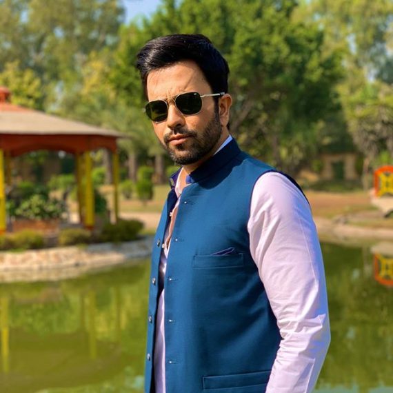 Junaid Khan Dedicated Songs To His Co-Stars | Reviewit.pk