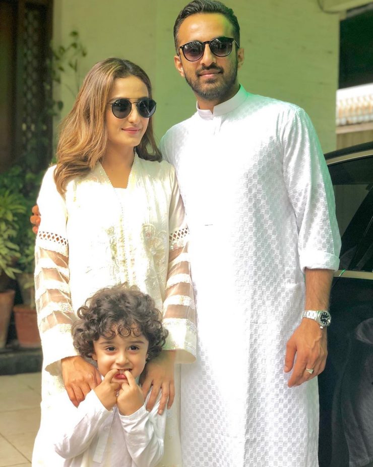 Momal Sheikh with Family - 10 Adorable Pictures | Reviewit.pk