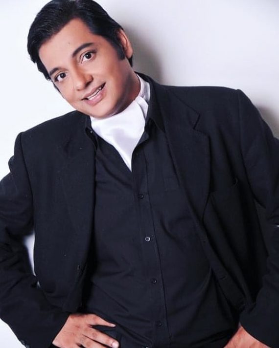 10 Funny Poses of the The Fun-Loving Nabeel Zafar | Reviewit.pk