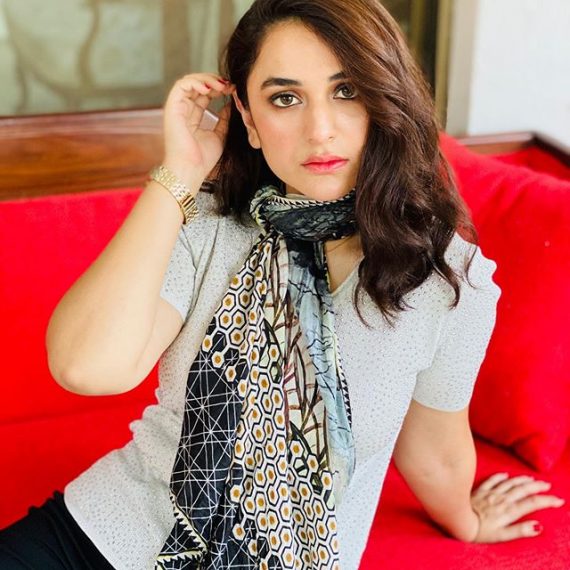 Raaz e Ulfat Cast In Real Life | Reviewit.pk