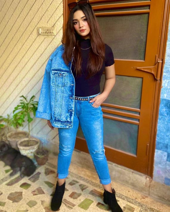 Tik Tok Star Romaisa Khan Exploring Dubai | Reviewit.pk