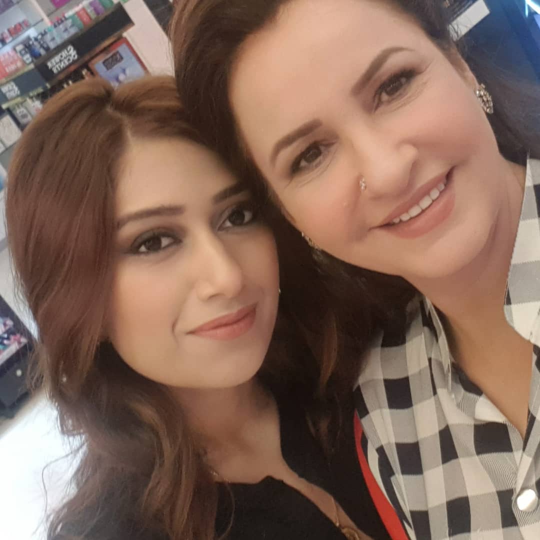 Saba Faisal Family - 20 Beautiful Pictures | Reviewit.pk