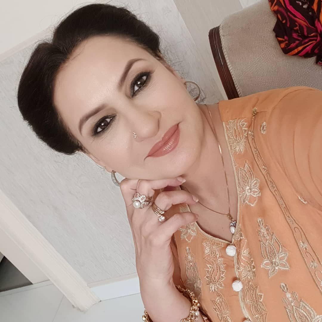 Latest Beautiful Selfies of Saba Faisal | Reviewit.pk