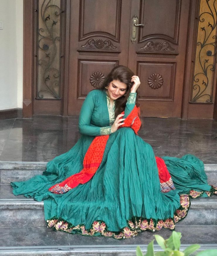 Elegant Resham Latest Pictures | Reviewit.pk