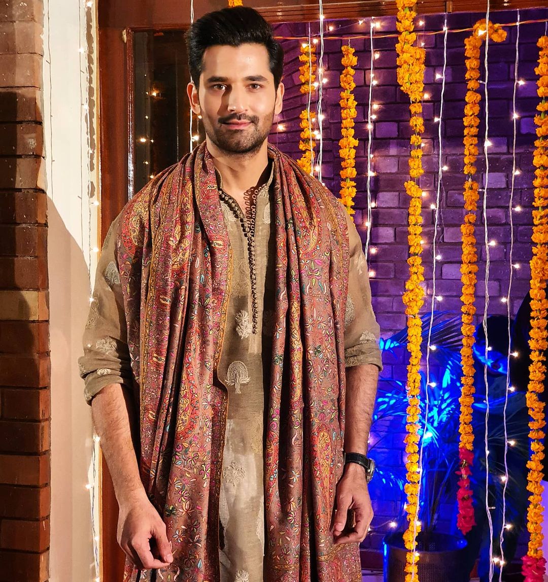 Fitrat Drama Cast In Real Life | Reviewit.pk