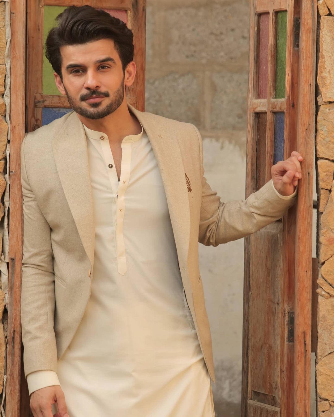 Jalan Drama Star Fahad Sheikh With His Beautiful Family | Reviewit.pk