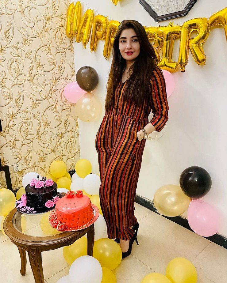 Singer Gul Panra Enjoying Snow in Murree - Beautiful Clicks | Reviewit.pk