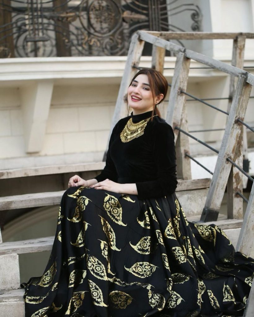 Singer Gul Panra Enjoying Snow in Murree - Beautiful Clicks | Reviewit.pk