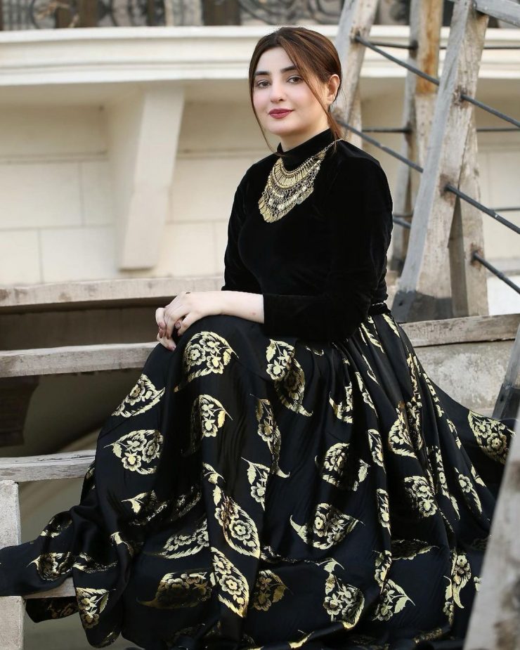 Singer Gul Panra Enjoying Snow in Murree - Beautiful Clicks | Reviewit.pk