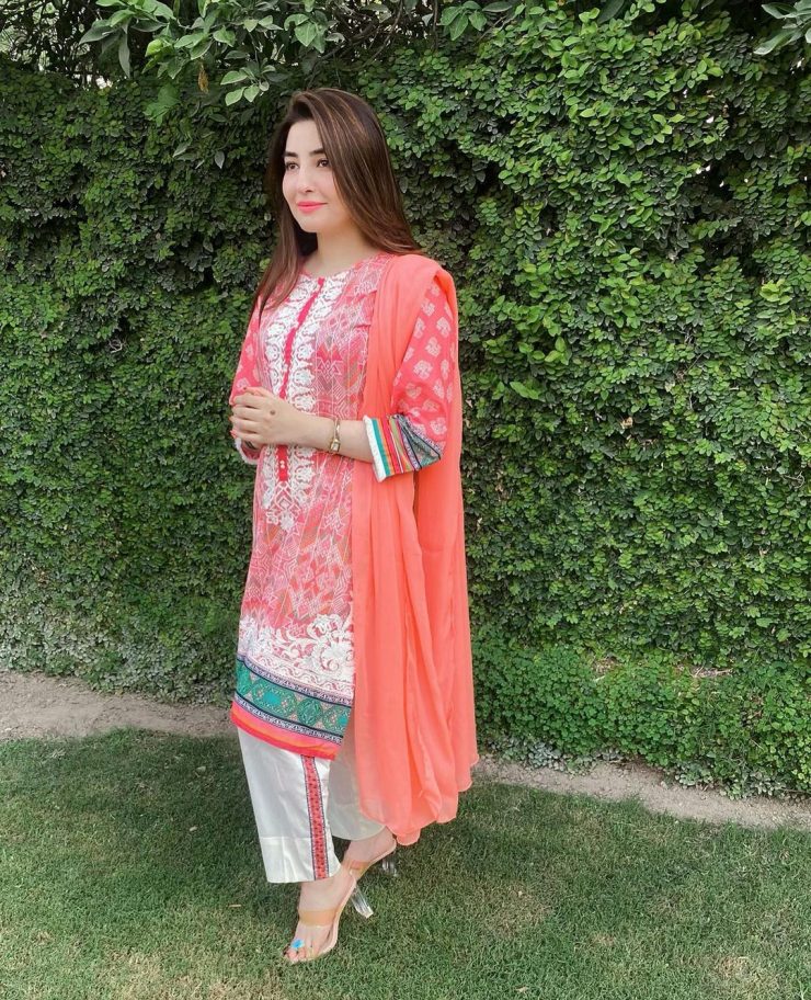 Singer Gul Panra Enjoying Snow in Murree - Beautiful Clicks | Reviewit.pk