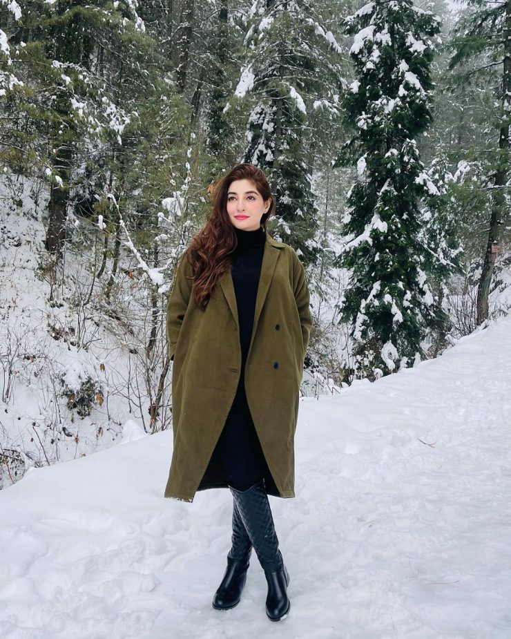 Singer Gul Panra Enjoying Snow in Murree - Beautiful Clicks | Reviewit.pk