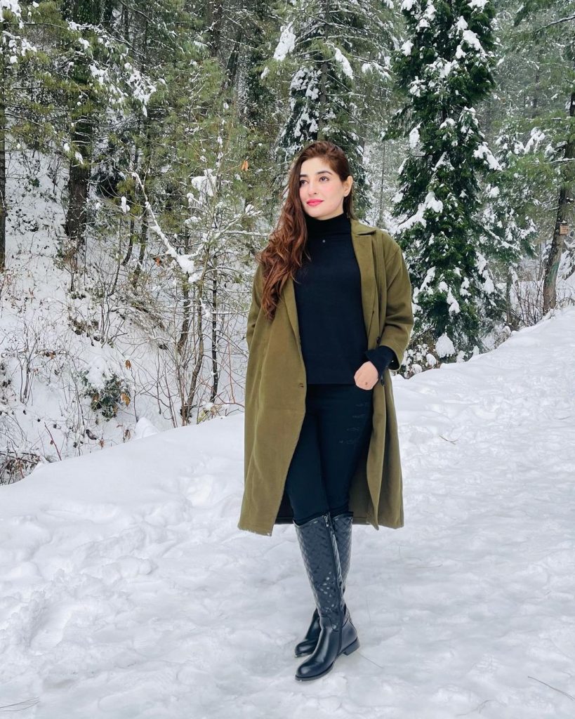 Singer Gul Panra Enjoying Snow in Murree - Beautiful Clicks | Reviewit.pk
