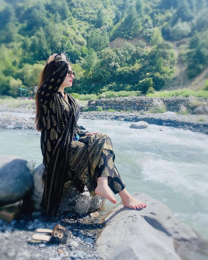 Singer Gul Panra Enjoying Snow in Murree - Beautiful Clicks | Reviewit.pk