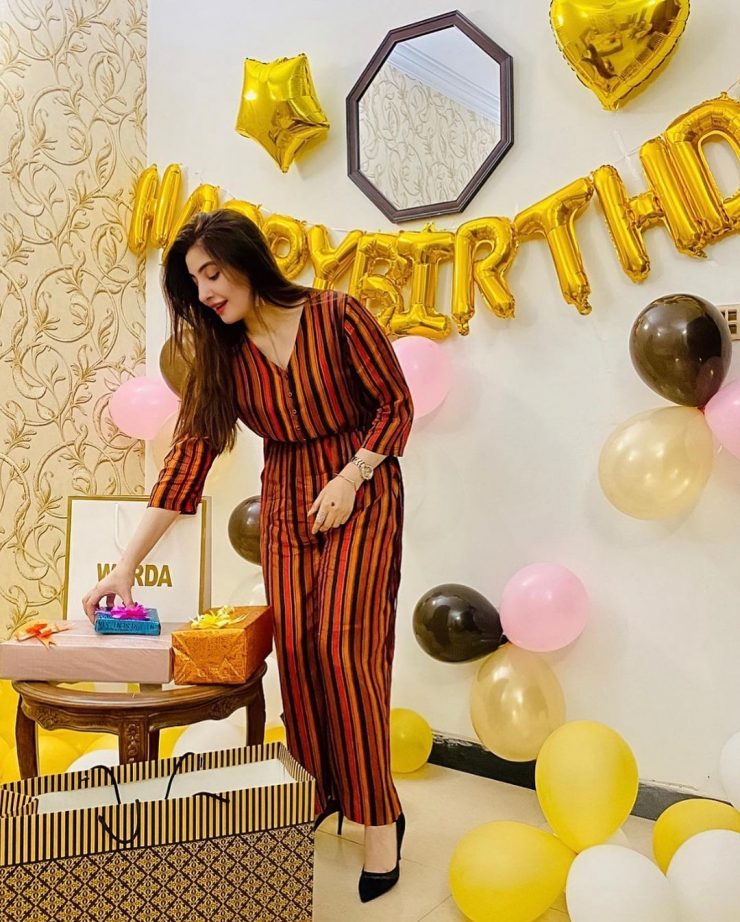 Singer Gul Panra Enjoying Snow in Murree - Beautiful Clicks | Reviewit.pk