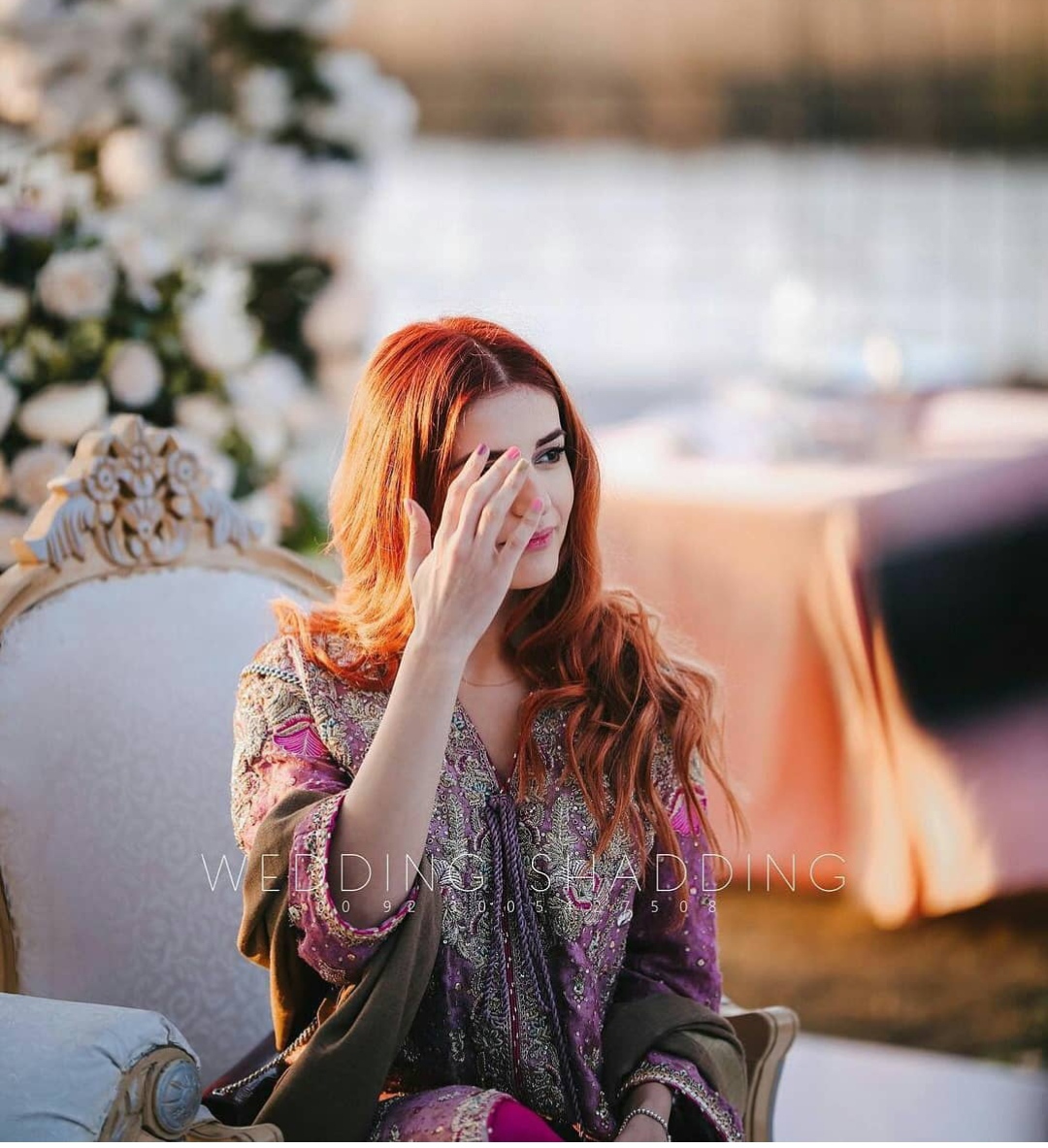 Fans Loved Decent Dressing of Momina Mustehsan | Reviewit.pk
