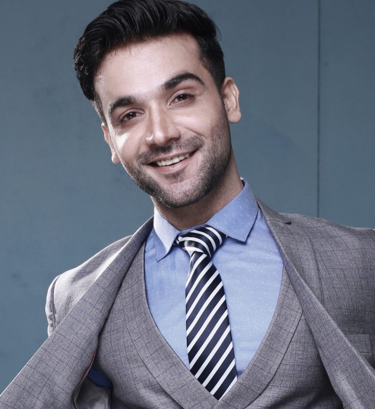 New Sensation Inayat Khan Pictures | Reviewit.pk