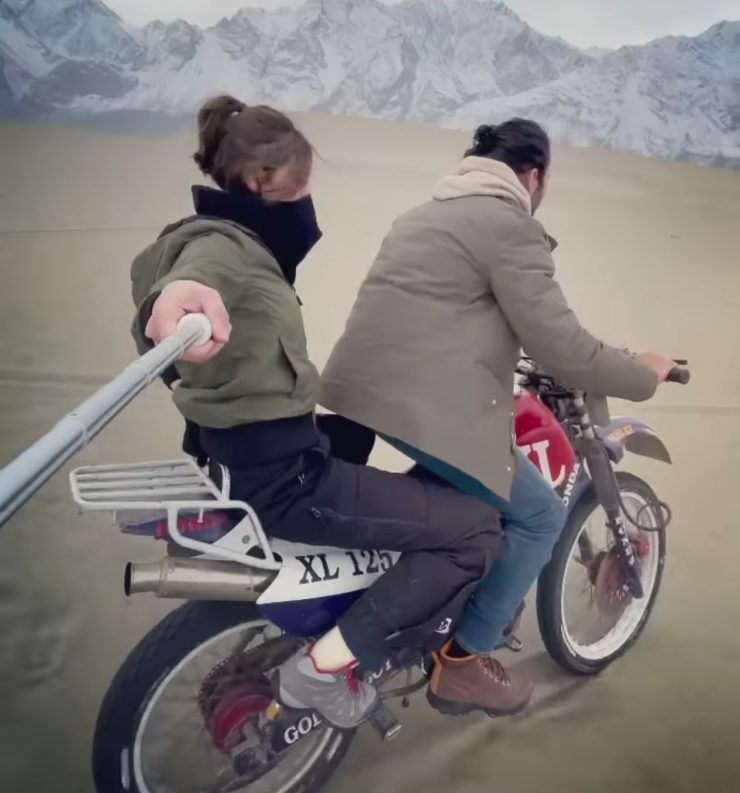 Ukhano With Wife , Pictures while Traveling Pakistan | Reviewit.pk