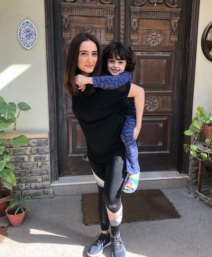 Momal Sheikh Explains Why Mehek In Mushk Is Shy | Reviewit.pk