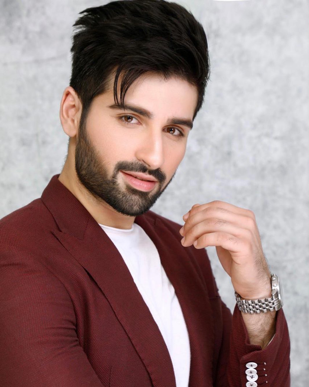 Muneeb Butt Tackles Troll With Savage Response | Reviewit.pk