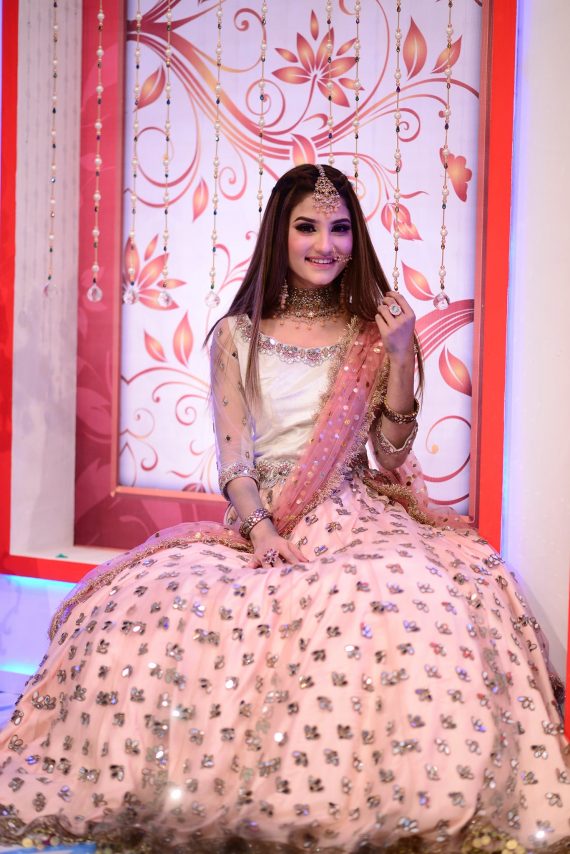 Viral Sensation is Looking Gorgeous in Bridal Look | Reviewit.pk